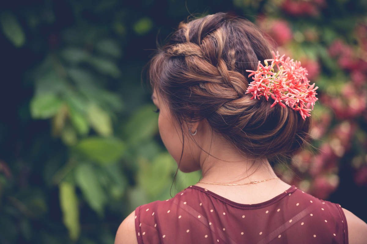 Chignon tressé bohème : le look romantique pour la mariée moderne ...